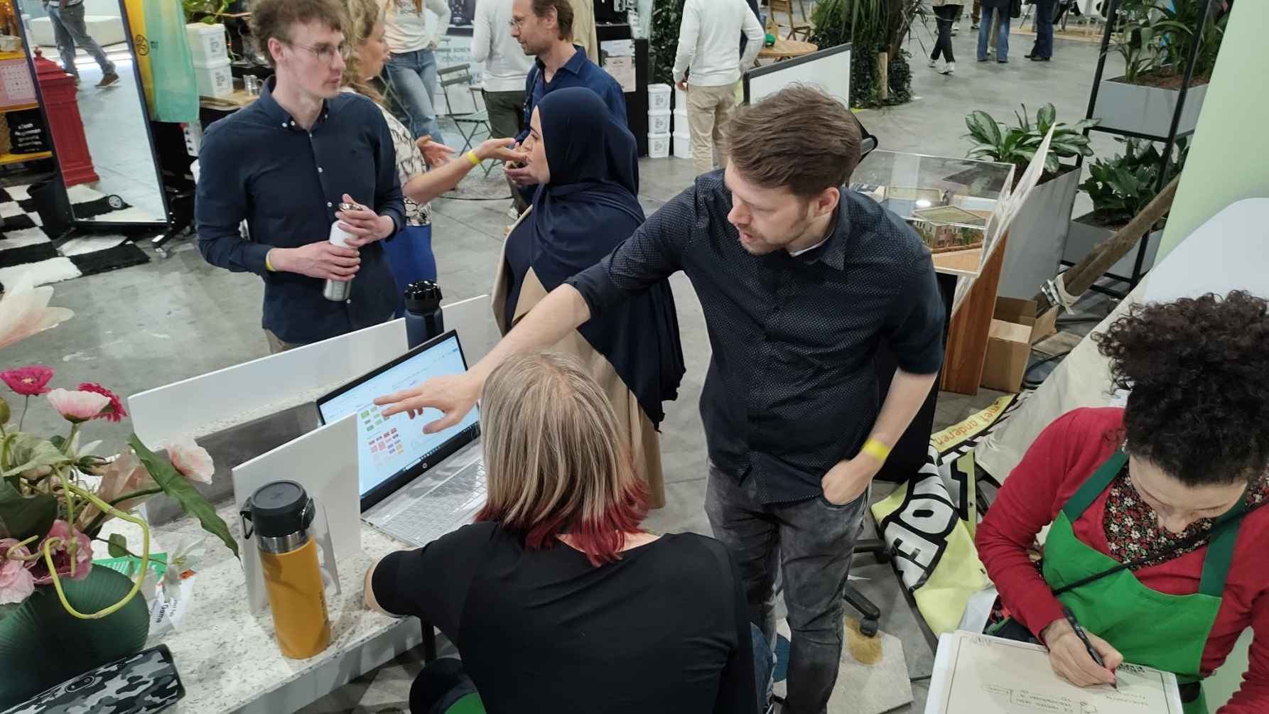 Studenten werken aan meetbare regeneratieve impact op Impact Fair 2025 ...