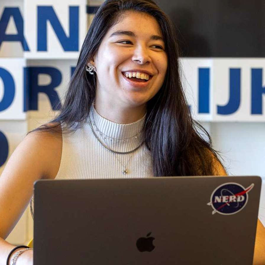 Waarom praten over de scheve balans in ICT meer vrouwen over de streep trekt | NIeuws | HvA